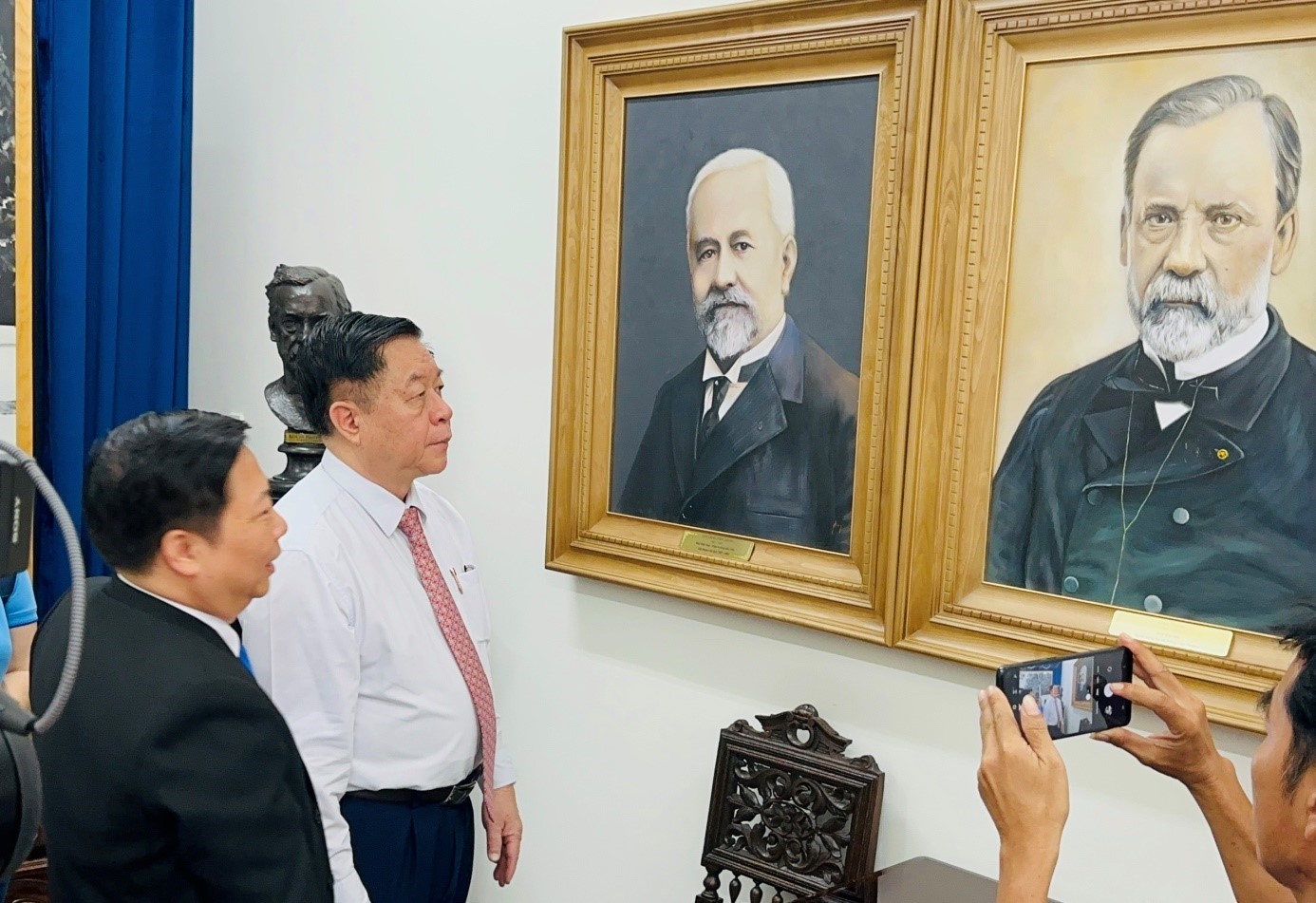 TRƯỞNG BAN TUYÊN GIÁO TRUNG ƯƠNG THĂM, CHÚC MỪNG VIỆN PASTEUR TP. HỒ CHÍ MINH NHÂN DỊP 69 NĂM ...